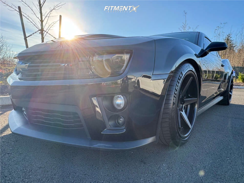 2014 Chevrolet Camaro ZL1 with 20x10.5 Ferrada Fr3 and Michelin 285x40 ...