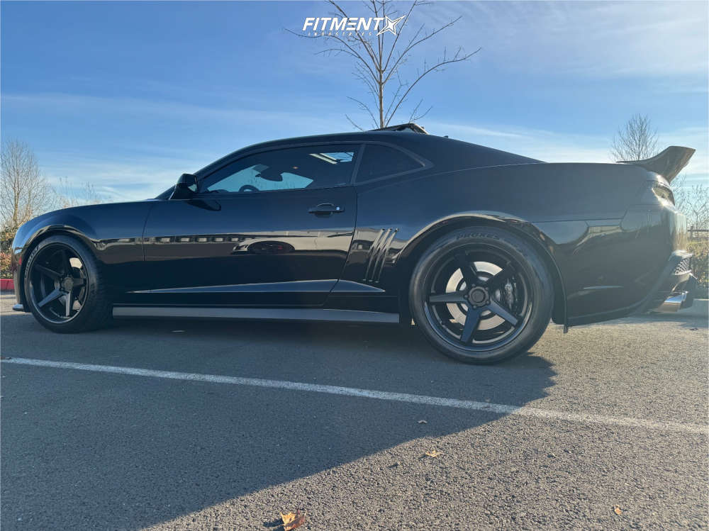 2014 Chevrolet Camaro ZL1 with 20x10.5 Ferrada Fr3 and Michelin 285x40 ...