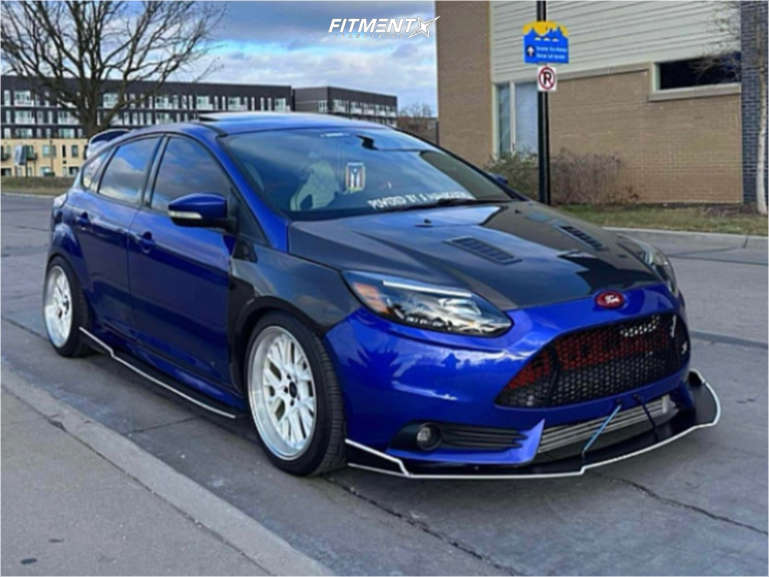 2014 Ford Focus ST with 18x9.5 ESR Cs11 and Toyo Tires 245x40 on ...
