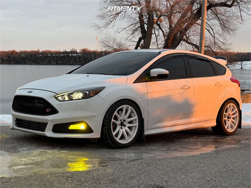 2018 Ford Focus ST with 18x8.5 Vors Tr4 and Toyo Tires 245x40 on ...