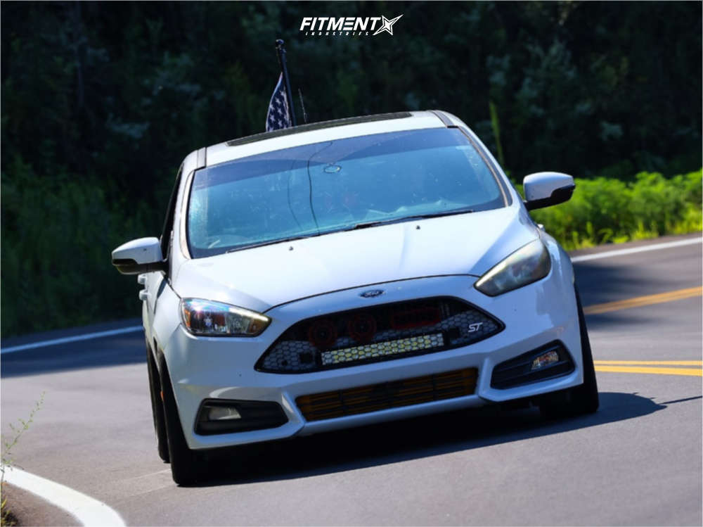 2016 Ford Focus ST with 18x8.5 ESR Cr5 and Nitto 245x45 on Lowering ...