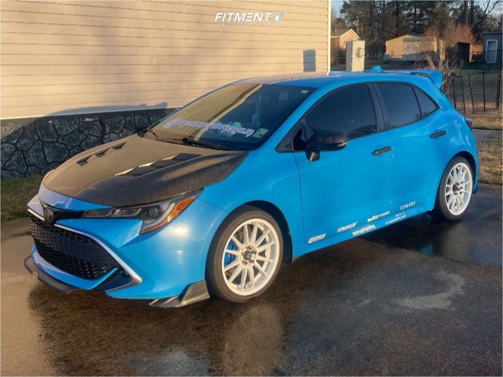2019 Toyota Corolla XSE with 18x8.5 Cosmis Racing R1 and Kosic 225x45 ...