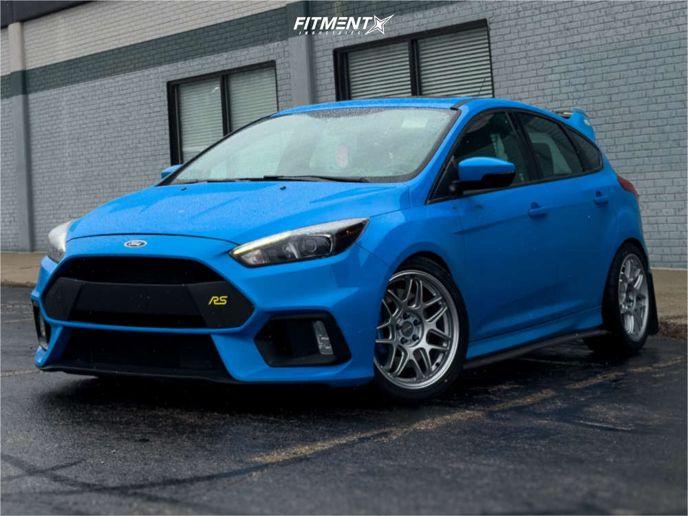 2017 Ford Focus RS with 18x8.5 Motegi Mr158 and Falken 245x40 on ...