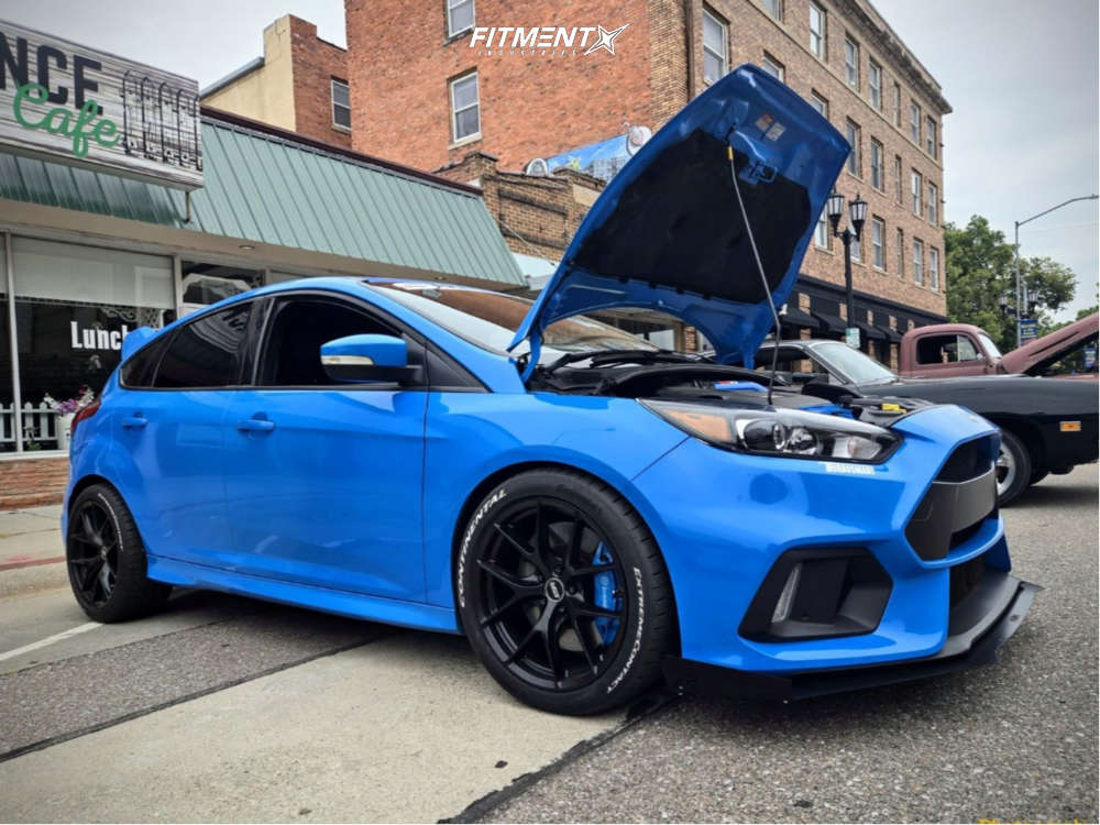 2016 Ford Focus RS with 18x8.5 ESR Rf2 and Continental 245x40 on ...