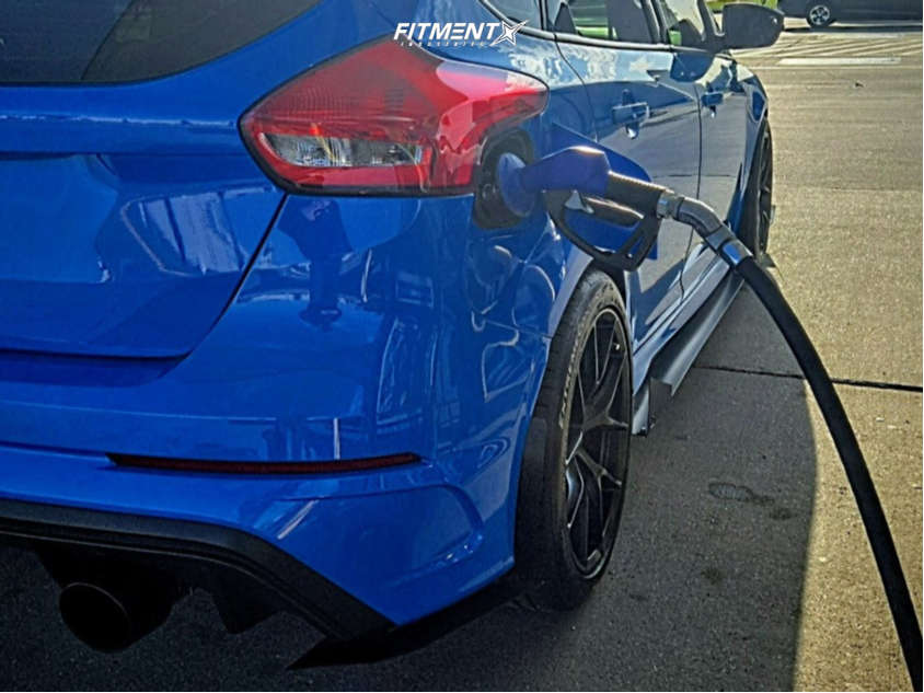 2016 Ford Focus RS with 18x8.5 ESR Rf2 and Continental 245x40 on ...