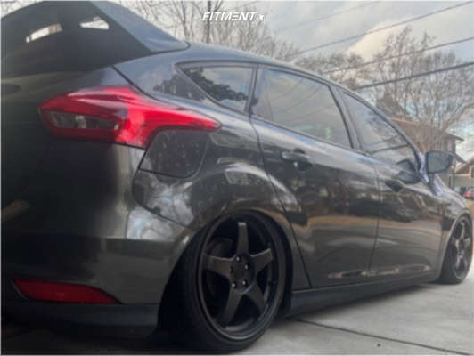 2016 Ford Focus SE with 18x8.5 Motegi Mr151 and Lexani 215x35 on ...