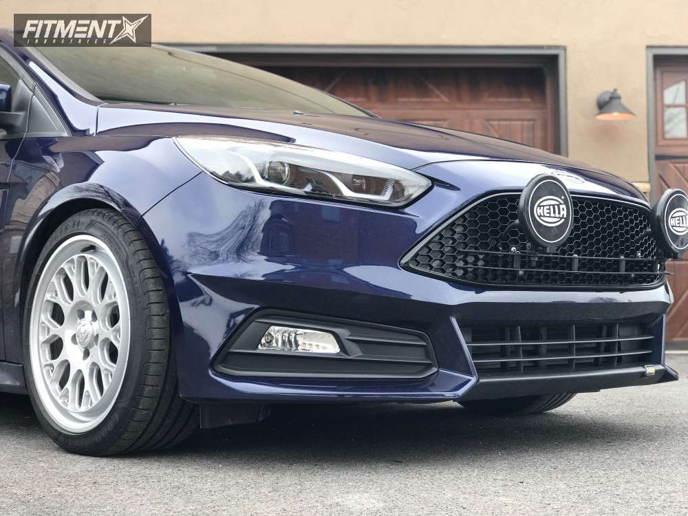 2017 Ford Focus with 18x8.5 Fifteen52 Formula Gt and Goodyear 235x40 on ...