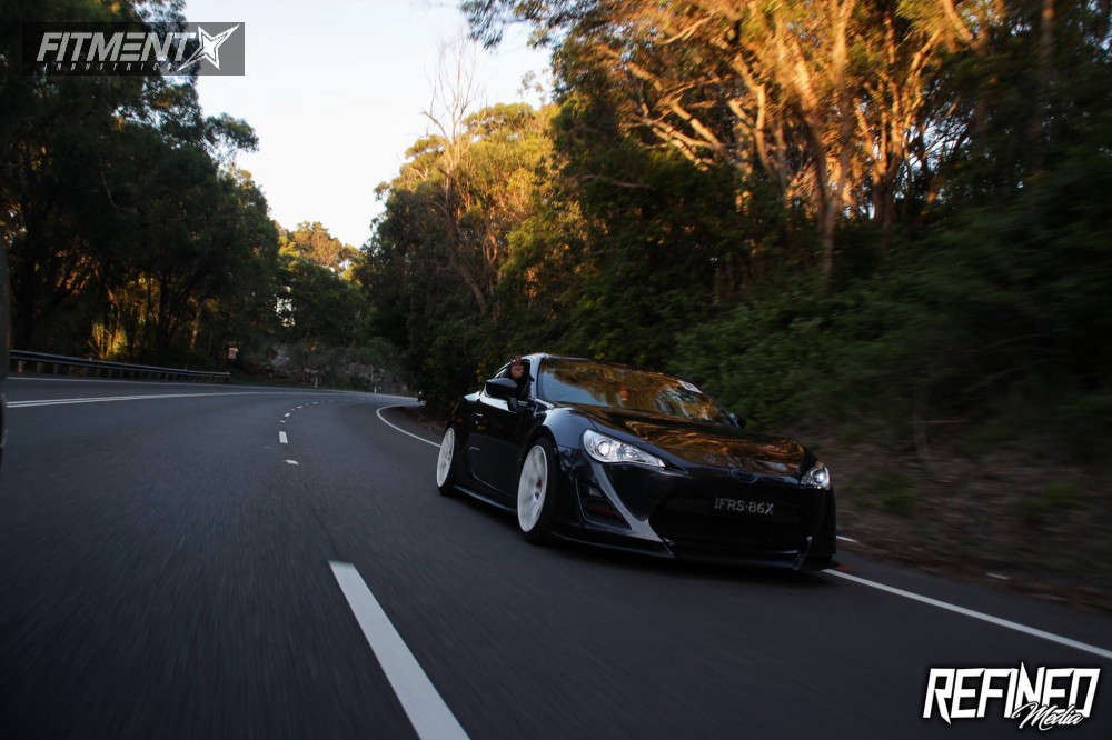2015 Toyota 86 Base with 18x9.5 Rota Vector Pro and Landsail 235x40 on ...