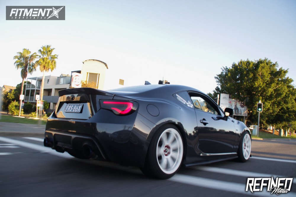 2015 Toyota 86 Base with 18x9.5 Rota Vector Pro and Landsail 235x40 on ...