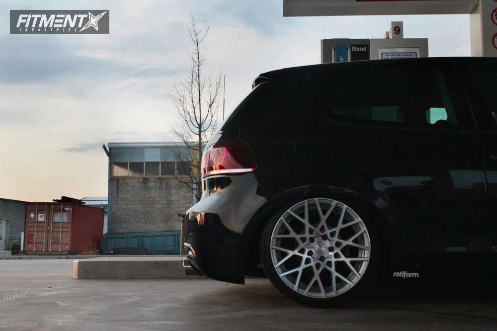 2010 Volkswagen Golf R Base with 18x8.5 Rotiform Blq and Kumho 215x35 ...