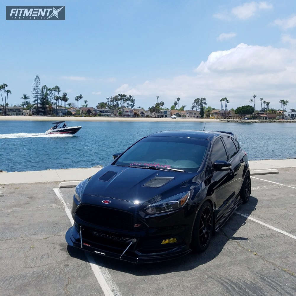 2016 Ford Focus ST with 18x8.5 Avant Garde M310 and Federal 235x40 on ...