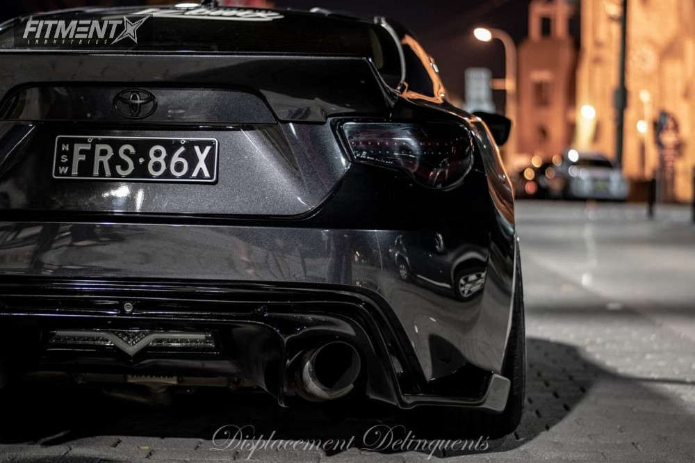 2015 Toyota 86 with 18x9.5 ESR Sr01 and WinRun 225x40 on Coilovers ...