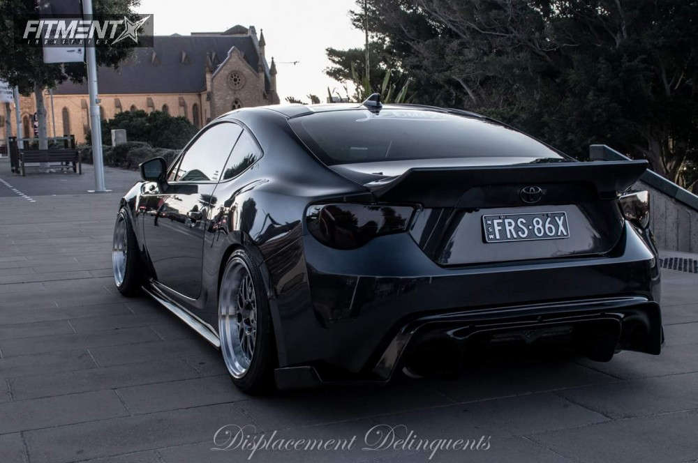 2015 Toyota 86 with 18x9.5 ESR Sr01 and WinRun 225x40 on Coilovers ...