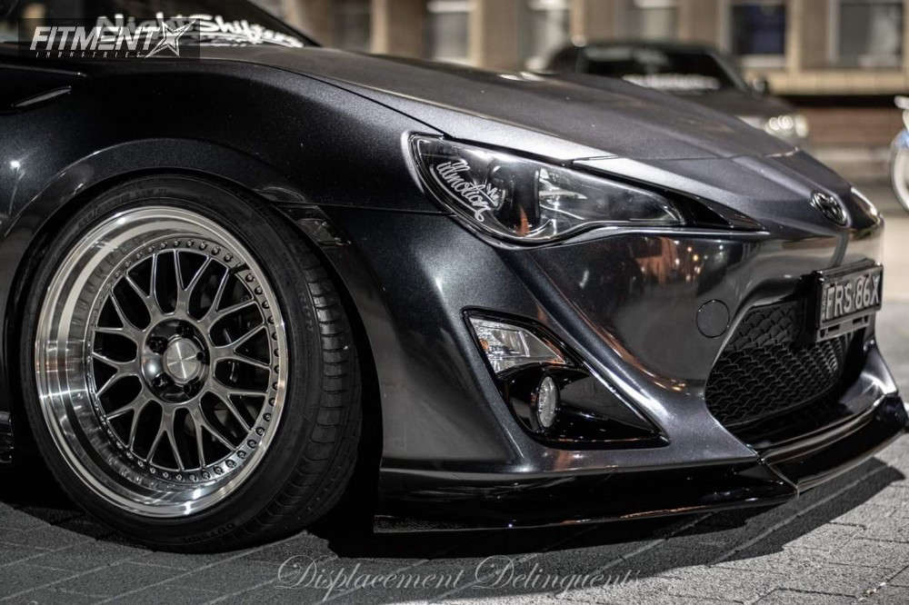 2015 Toyota 86 with 18x9.5 ESR Sr01 and WinRun 225x40 on Coilovers ...