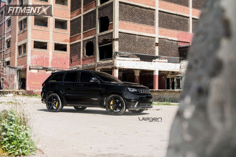 2018 Jeep Grand Cherokee with 22x10.5 Velgen Classic5 and Lexani 305x35 ...