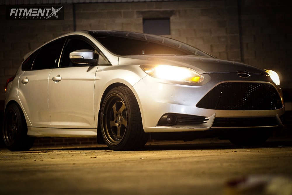2014 Ford Focus with 18x9.5 ESR Sr02 and Sailun 245x35 on Stock ...