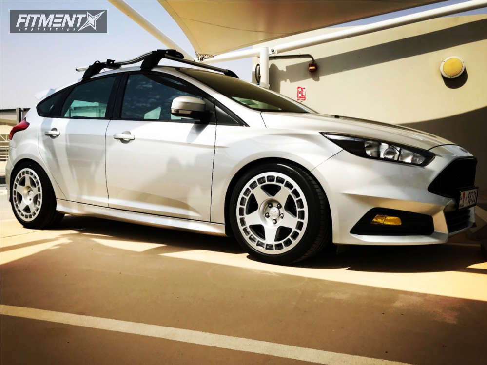2016 Ford Focus ST with 18x9 Fifteen52 Turbomac and Pirelli 245x40 on ...