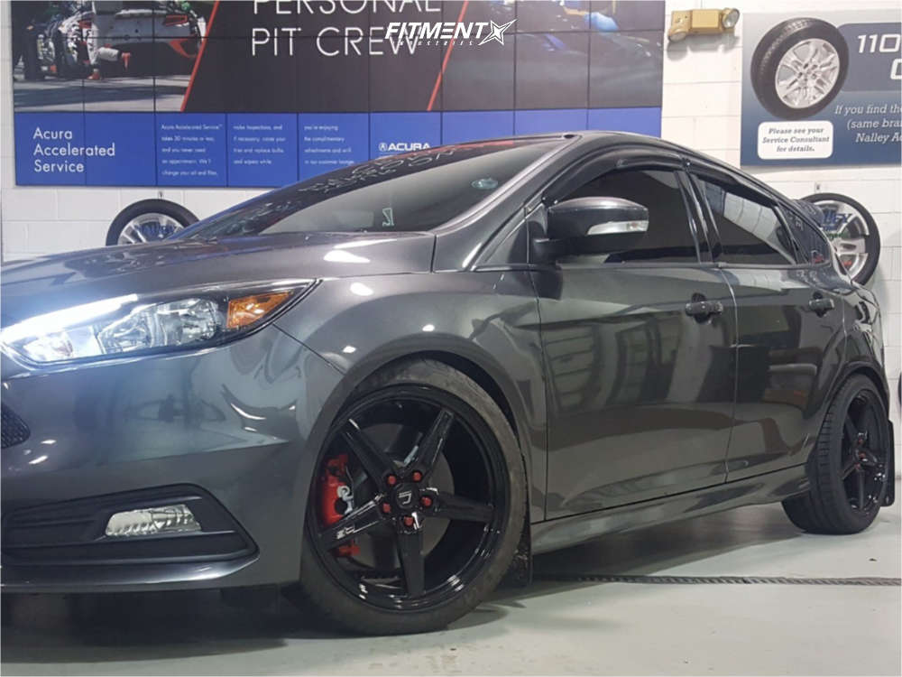 2018 Ford Focus ST with 18x8.5 Cosmis Racing R5 and Goodyear 235x40 on ...