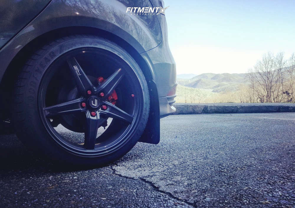 2018 Ford Focus ST with 18x8.5 Cosmis Racing R5 and Goodyear 235x40 on ...