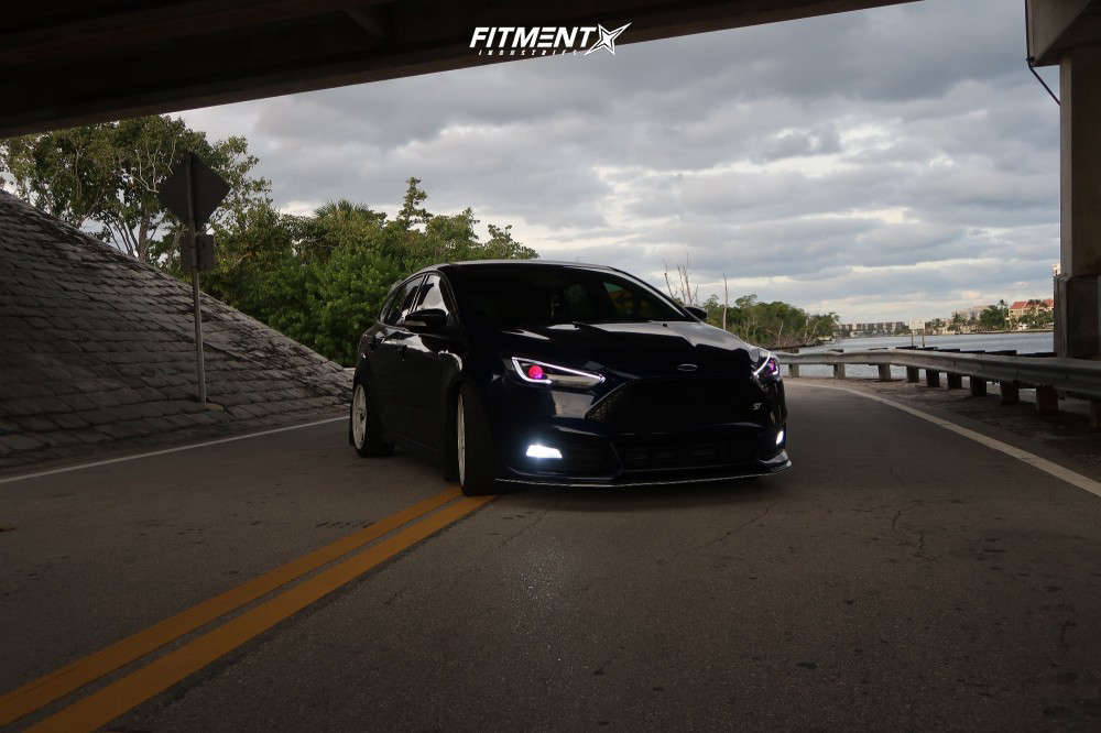 2017 Ford Focus ST with 18x8.5 Cosmis Racing R5 and Continental 235x35 ...
