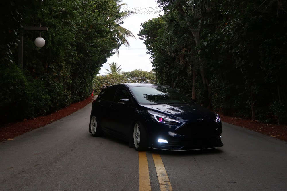 2017 Ford Focus ST with 18x8.5 Cosmis Racing R5 and Continental 235x35 ...