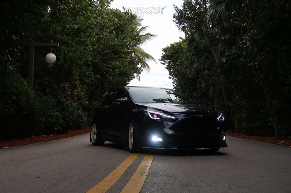 2017 Ford Focus ST with 18x8.5 Cosmis Racing R5 and Continental 235x35 ...