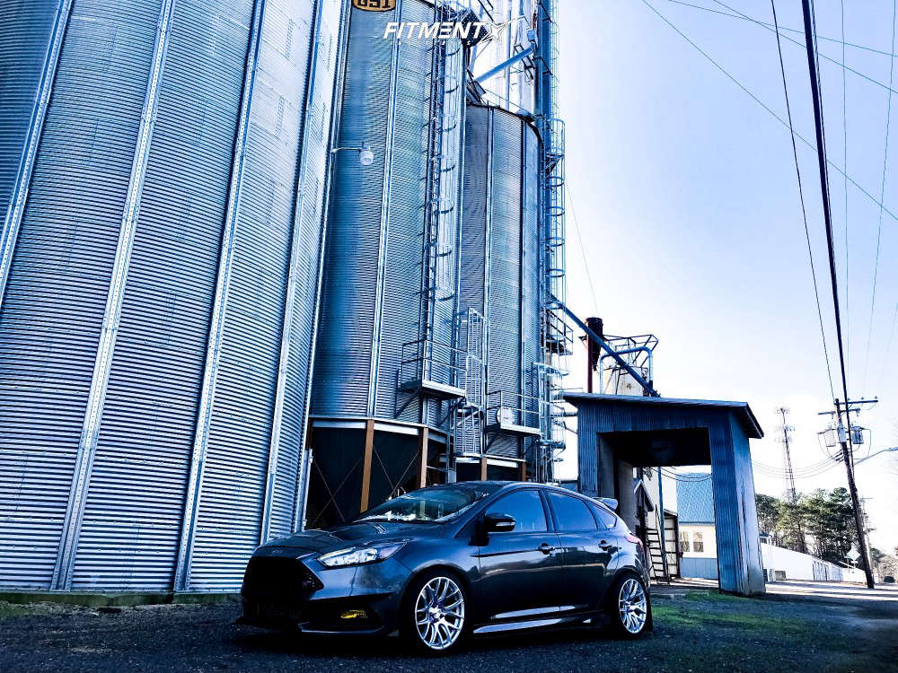 2015 Ford Focus ST with 18x8.5 3SDM 0.01 and Federal 225x40 on Lowering ...