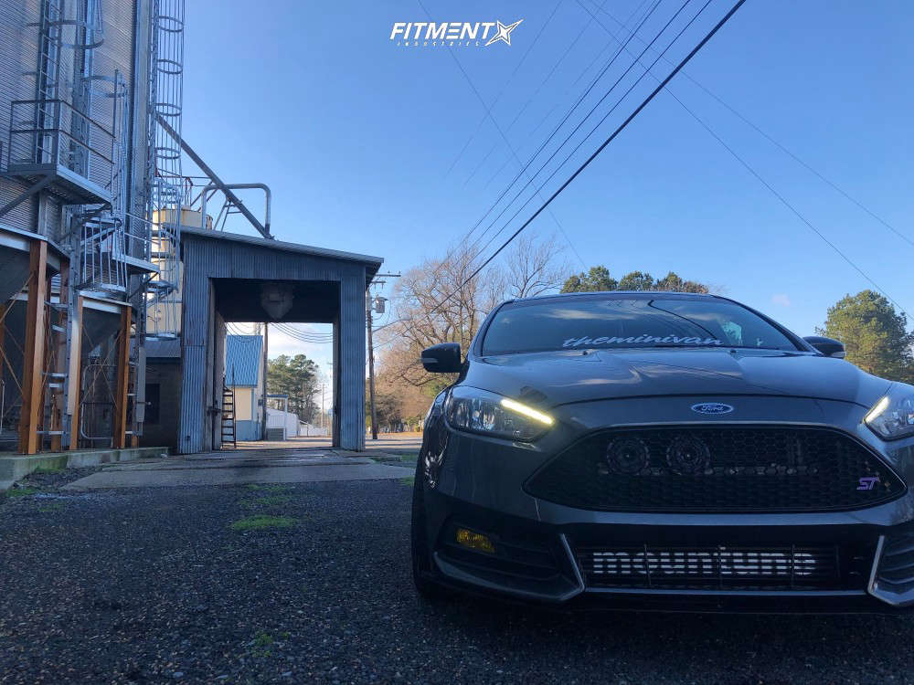 2015 Ford Focus ST with 18x8.5 3SDM 0.01 and Federal 225x40 on Lowering ...