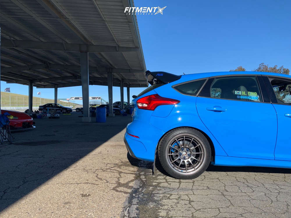 2018 Ford Focus RS with 18x9.5 Enkei NT03M and Michelin 245x40 on ...