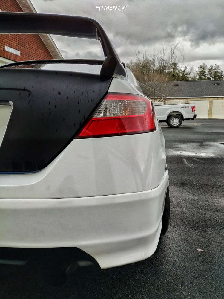 2006 Honda Civic Si 2dr Coupe (2.0L 4cyl 6M) with 18x9.5 Whistler KR7 ...