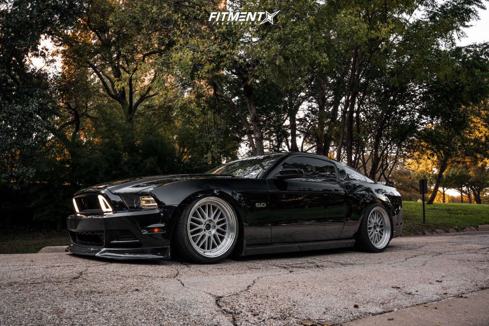 2013 Ford Mustang GT 2dr Coupe (5.0L 8cyl 6M) with 20x10 JNC JNC005 and ...