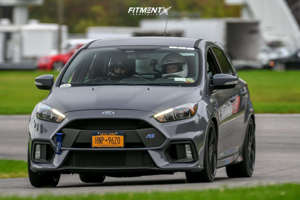 2017 Ford Focus RS with 19x8.5 Niche Milan and Sumitomo 235x35 on ...