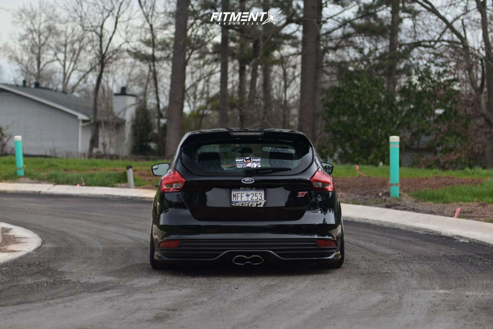 2016 Ford Focus ST with 19x8 Weds Glossa and Achilles 225x35 on Air ...
