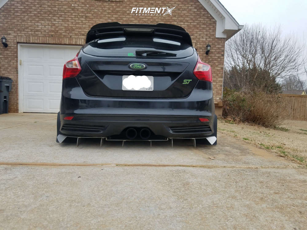 2014 Ford Focus ST with 19x8.5 Cosmis Racing R5 and Achilles 235x40 on ...