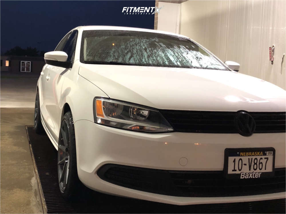 2014 Volkswagen Jetta SE with 18x8.5 F1R F27 and Landsail 225x40 on ...