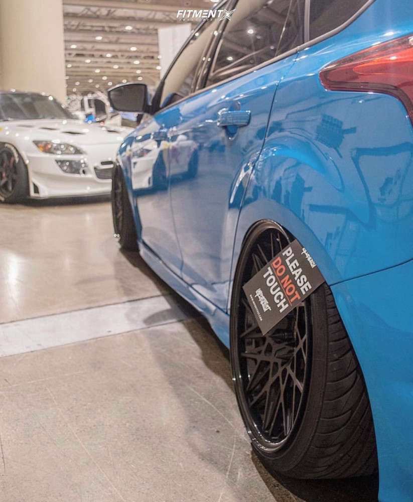 2017 Ford Focus RS with 18x9.5 Rotiform Qlb and Nankang 225x35 on Air ...