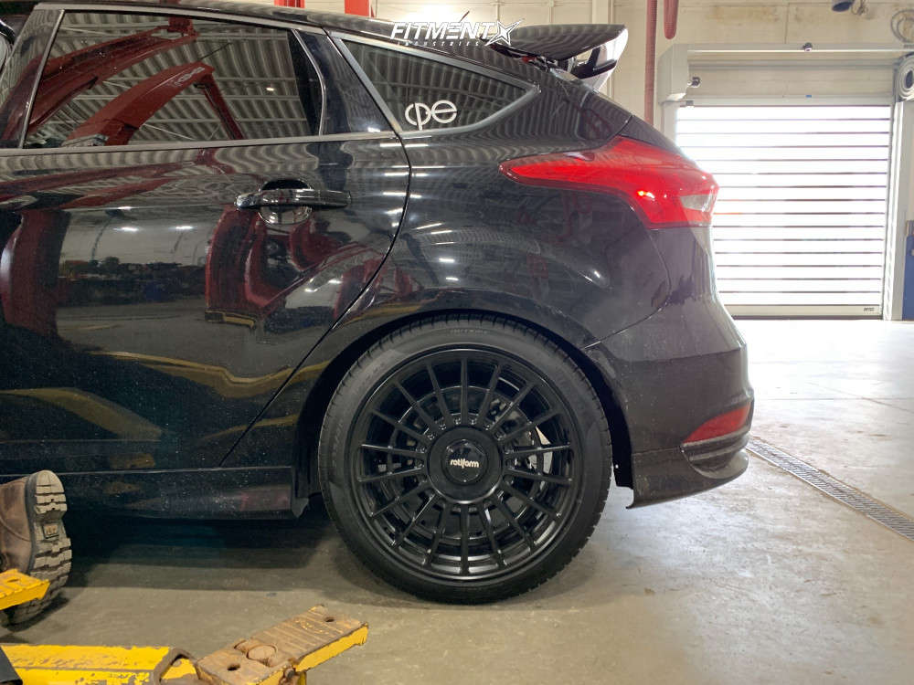 2018 Ford Focus ST with 18x8.5 Rotiform Las-r and Pirelli 235x40 on ...
