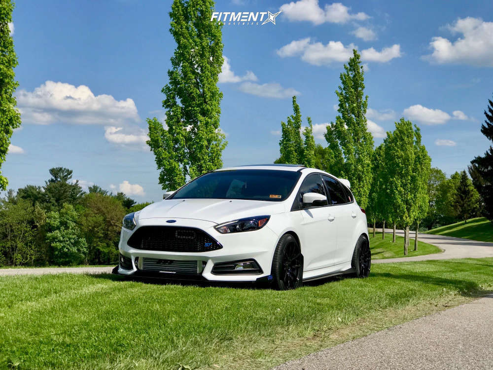 2017 Ford Focus ST with 18x9.5 Option Lab R716 and Pirelli 235x40 on ...