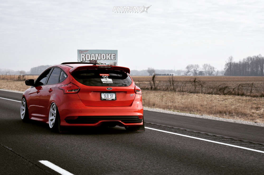 2017 Ford Focus ST with 18x9.5 Rota Grid and Nankang 225x40 on ...