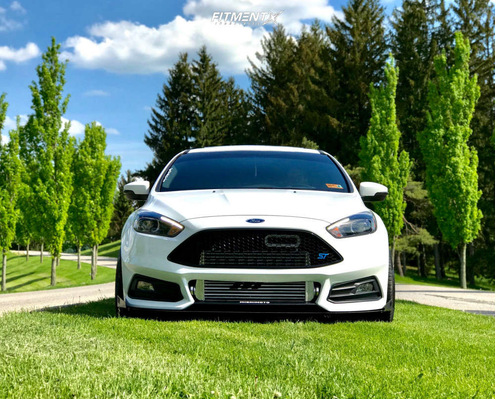 2017 Ford Focus ST with 18x9.5 Option Lab R716 and Pirelli 235x40 on ...