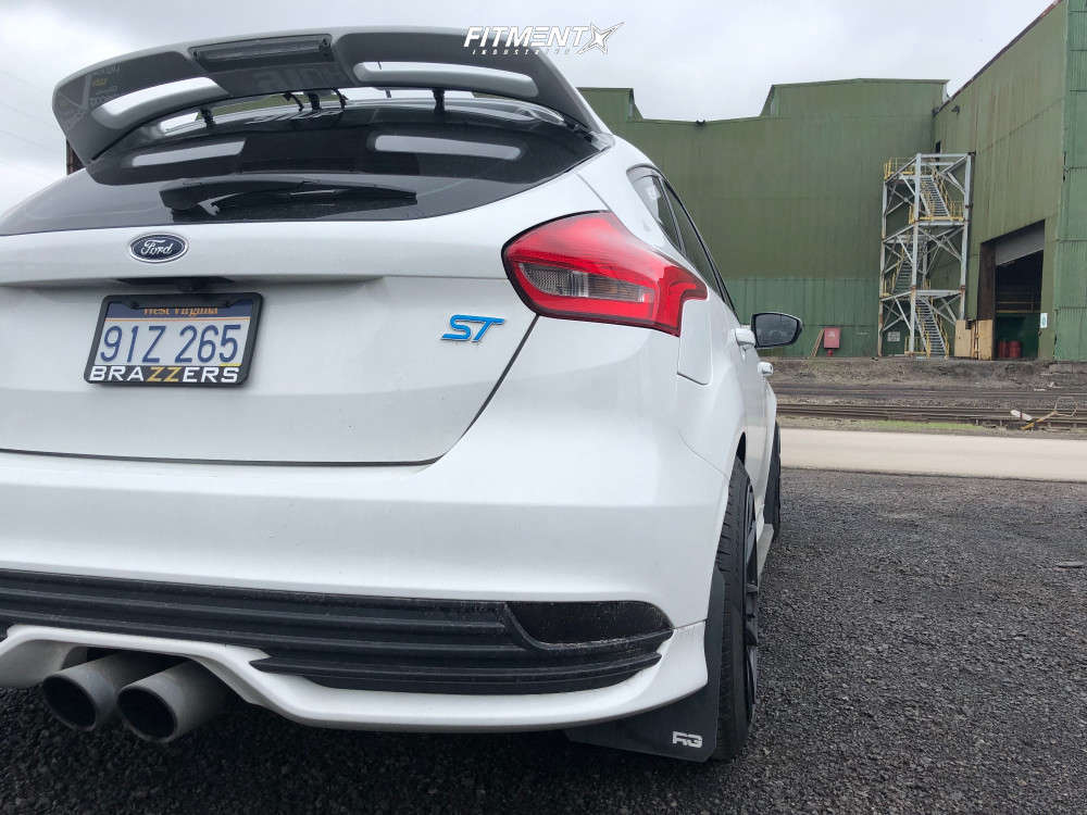 2017 Ford Focus ST with 18x9.5 Option Lab R716 and Pirelli 235x40 on ...