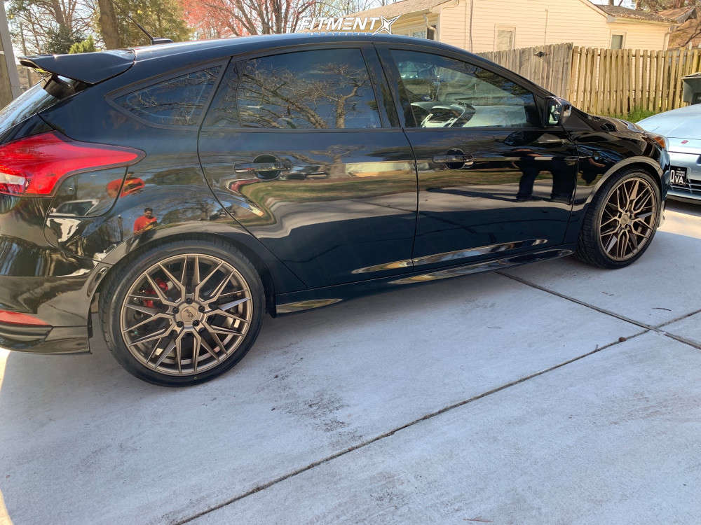 2016 Ford Focus ST with 19x8.5 Niche Gamma and Toyo Tires 255x35 on Air ...