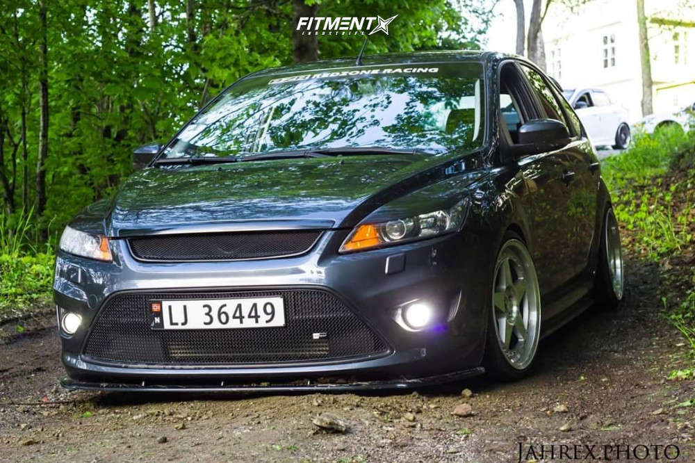 2009 Ford Focus S with 18x8.5 Japan Racing Jr6 and Sailun 215x35 on ...