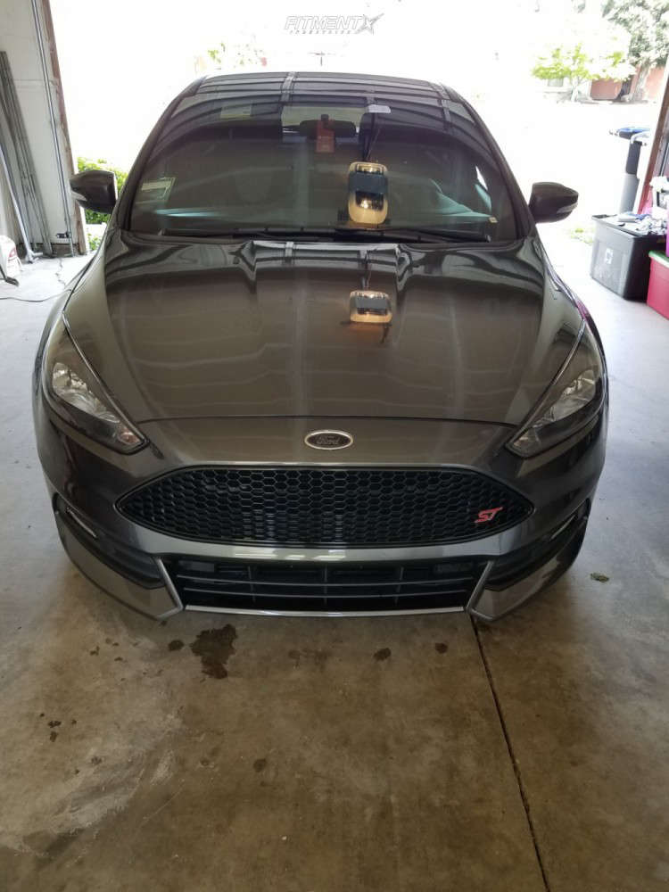 2018 Ford Focus ST with 18x8.5 STR 514 and Goodyear 235x40 on Stock ...