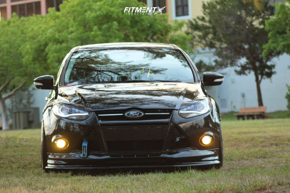 2013 Ford Focus Titanium with 18x9.5 ESR Sr01 and Velozza 235x40 on Coilovers | 721218 | Fitment ...