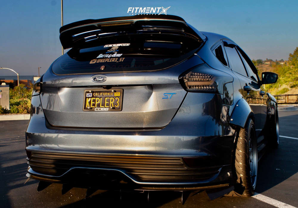 2018 Ford Focus ST with 18x9.5 Revolve Apvd No 0119 and Federal 255x35 ...