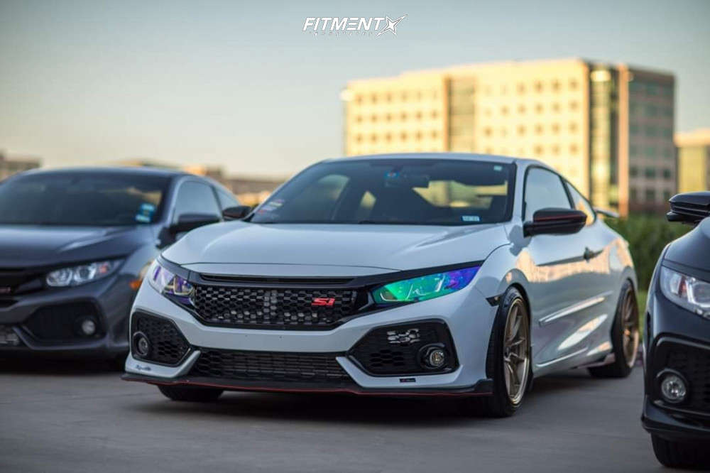 2019 Honda Civic Si with 18x9.5 Cosmis Racing R1 and Goodyear 235x40 on ...