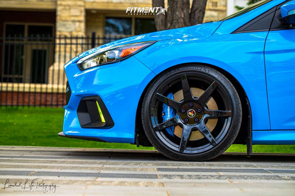 2017 Ford Focus RS with 19x9.5 Project 6GR Seven and Michelin 235x35 on ...