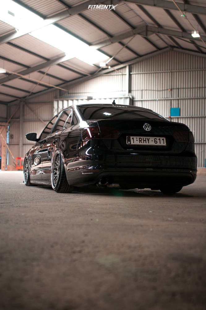 2011 Volkswagen Jetta Comfortline with 18x9.5 VIP Modular Vrc110 and ...