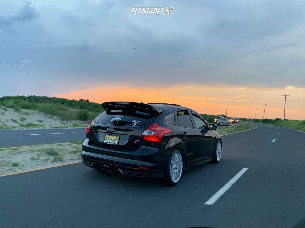 2014 Ford Focus ST with 18x8.5 Rotiform Rse and Nitto 225x40 on ...